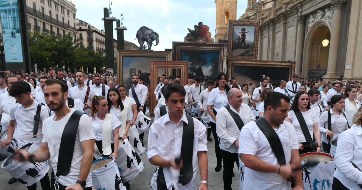 Un emotivo redoble de tambor y los fuegos artificiales despiden las ...