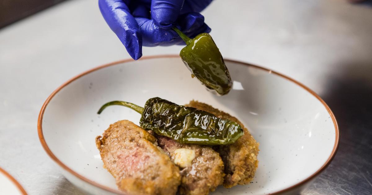 Cómo se hace el renovado filete ruso, más crujiente y menos pesado