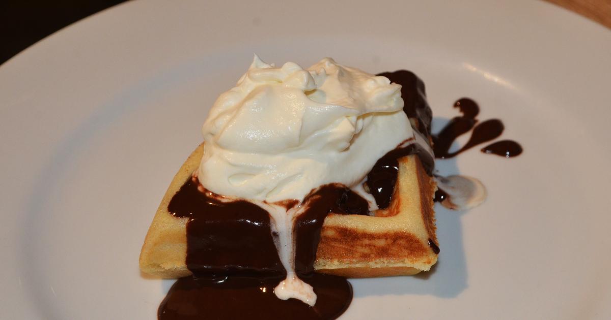 Gofres con chocolate y chantilly, dulce colofón de comida callejera