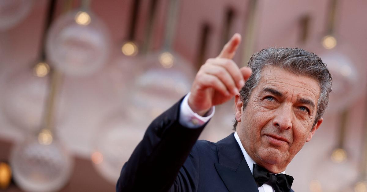 Ricardo Darín pasea la bandera argentina por la alfombra roja de Venecia