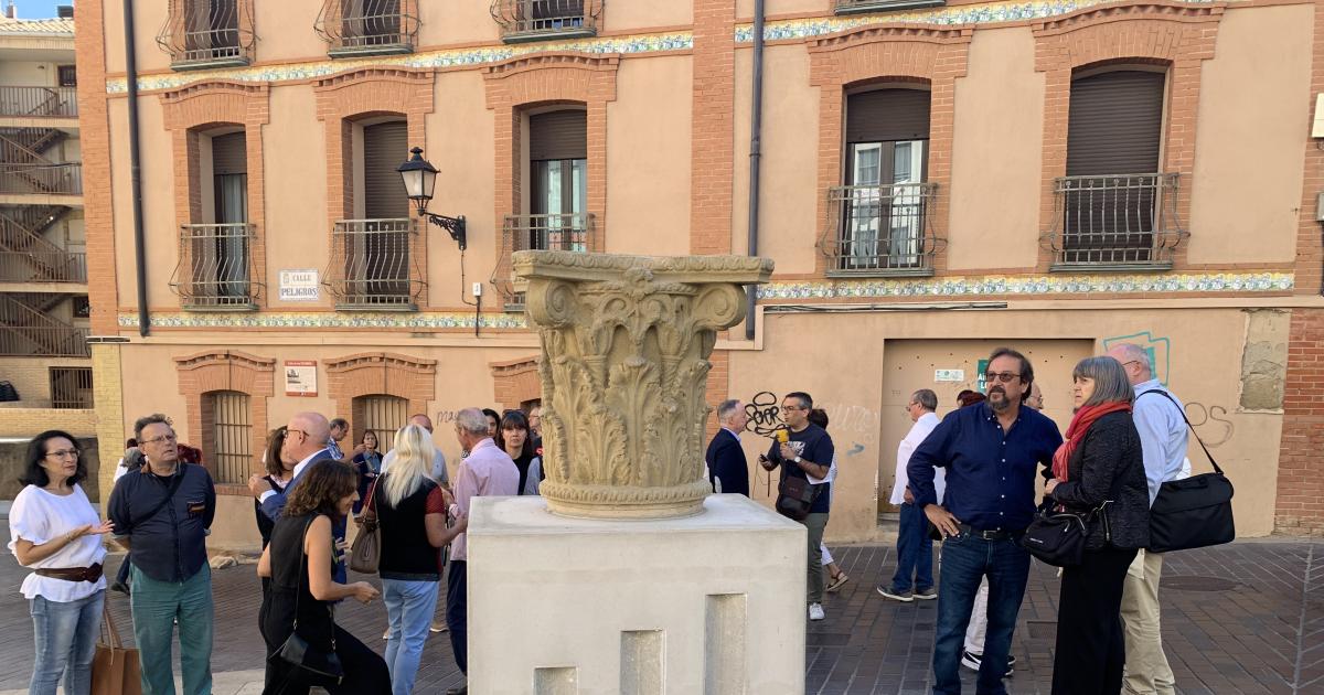 La réplica de un capitel corintio recuerda en una calle de Huesca su pasado romano