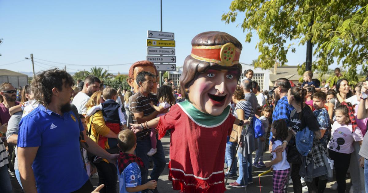 Los cabezudos visitan Garrapinillos