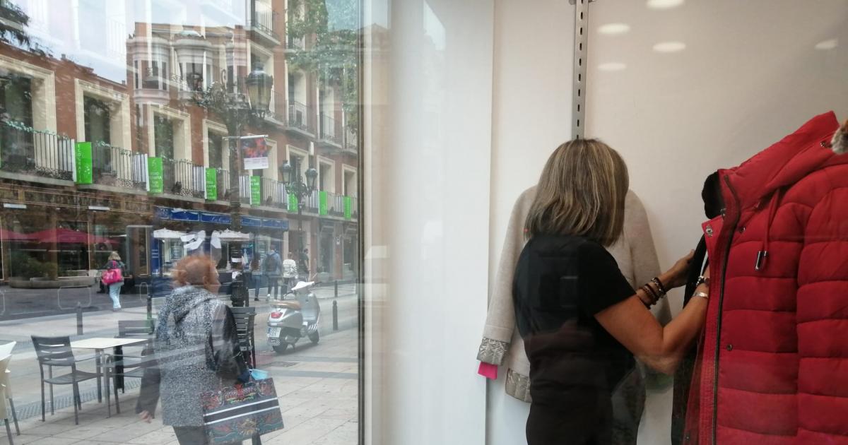 A la espera del otoño en el textil: "La gente ni se ha probado abrigos ...