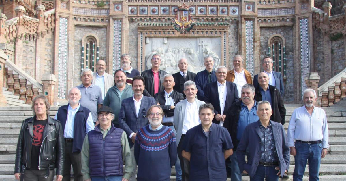 Homenaje de exalumnos a su profesor de Teruel recreando la foto que se ...