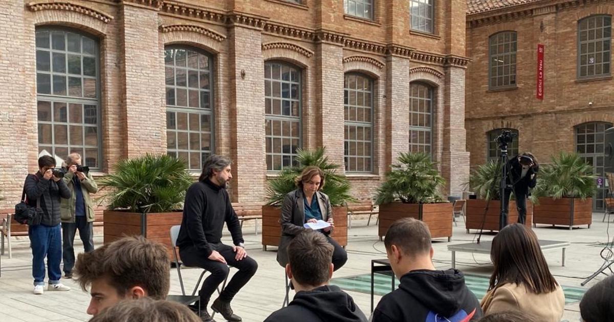 Colau, a una estudiante de periodismo: "Me visto como me da la gana"