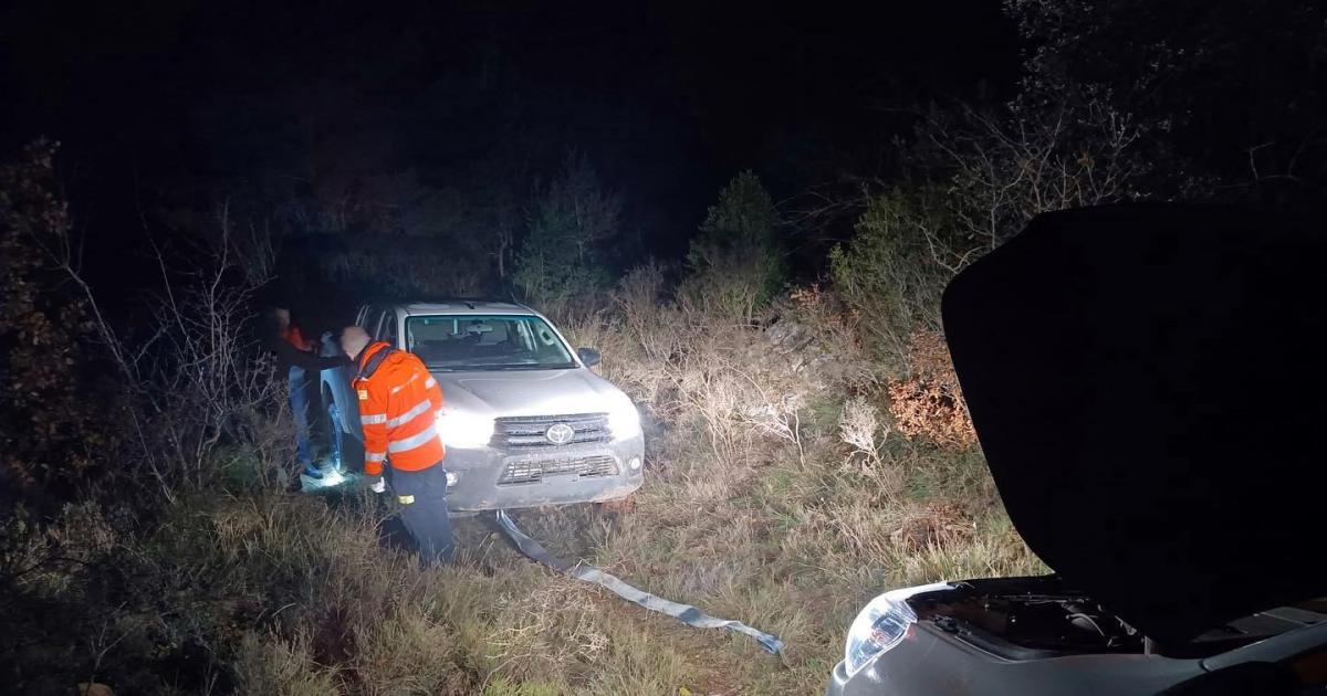 Complicado rescate nocturno de un coche atascado en el barro cerca de ...