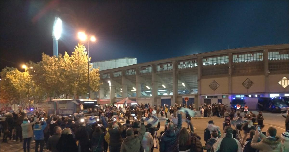 El Real Zaragoza y la SD Huesca ya aguardan en La Romareda el inicio del partido