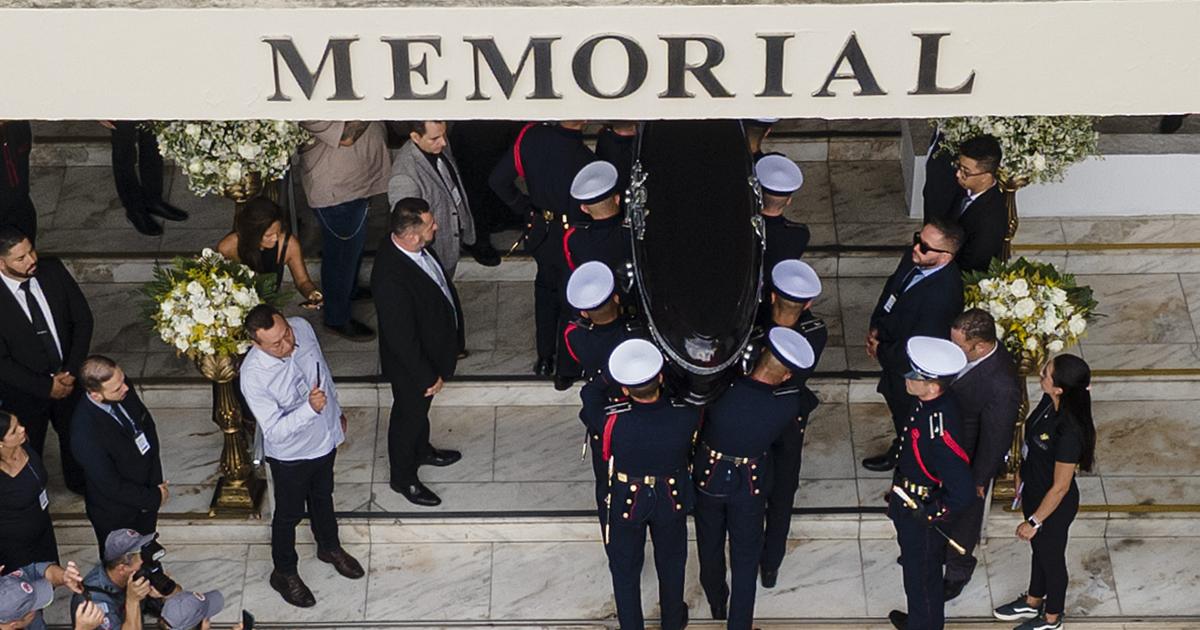 Ruidoso y multitudinario cortejo fúnebre de Pelé | Imágenes