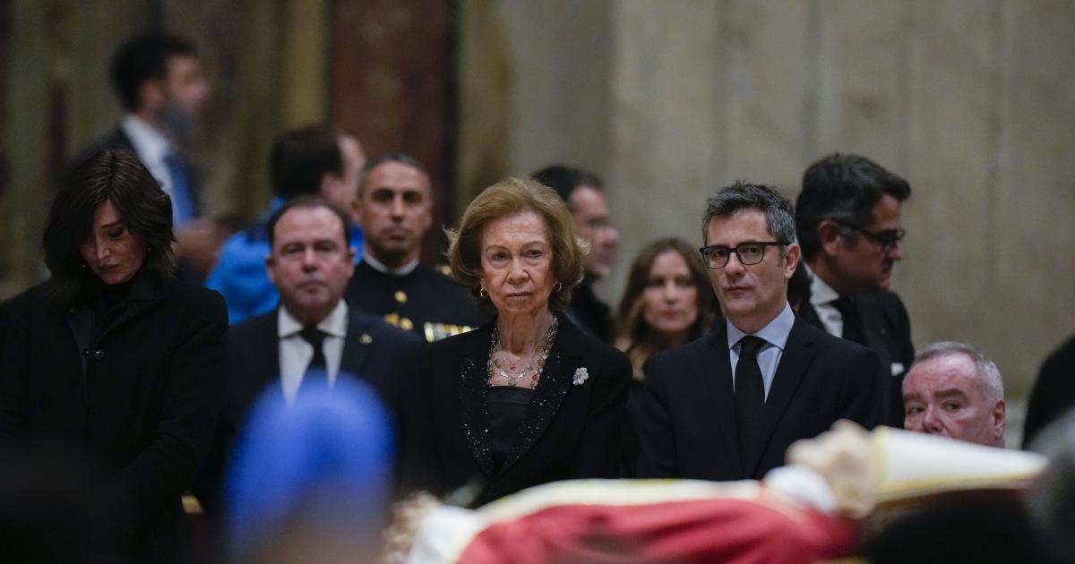 Doña Sofía y el ministro Bolaños visitan la capilla ardiente de ...