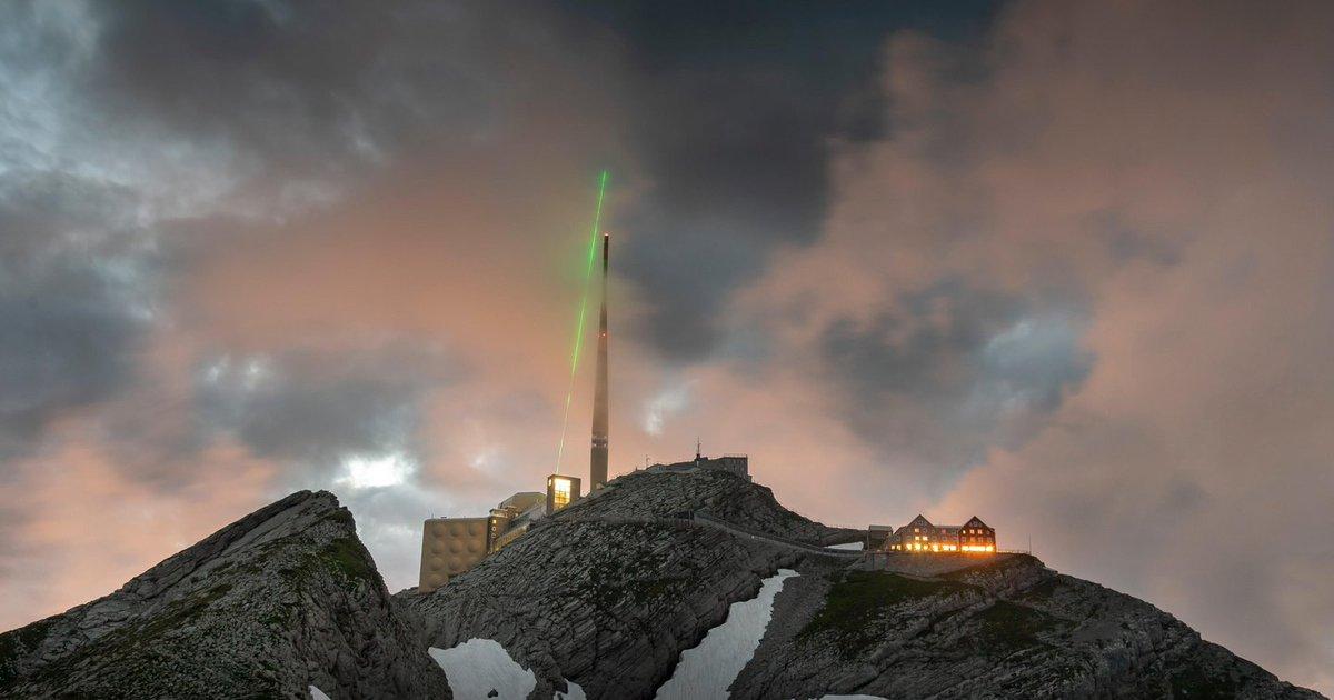 Logran por primera vez desviar rayos con un potente disparo láser hacia ...