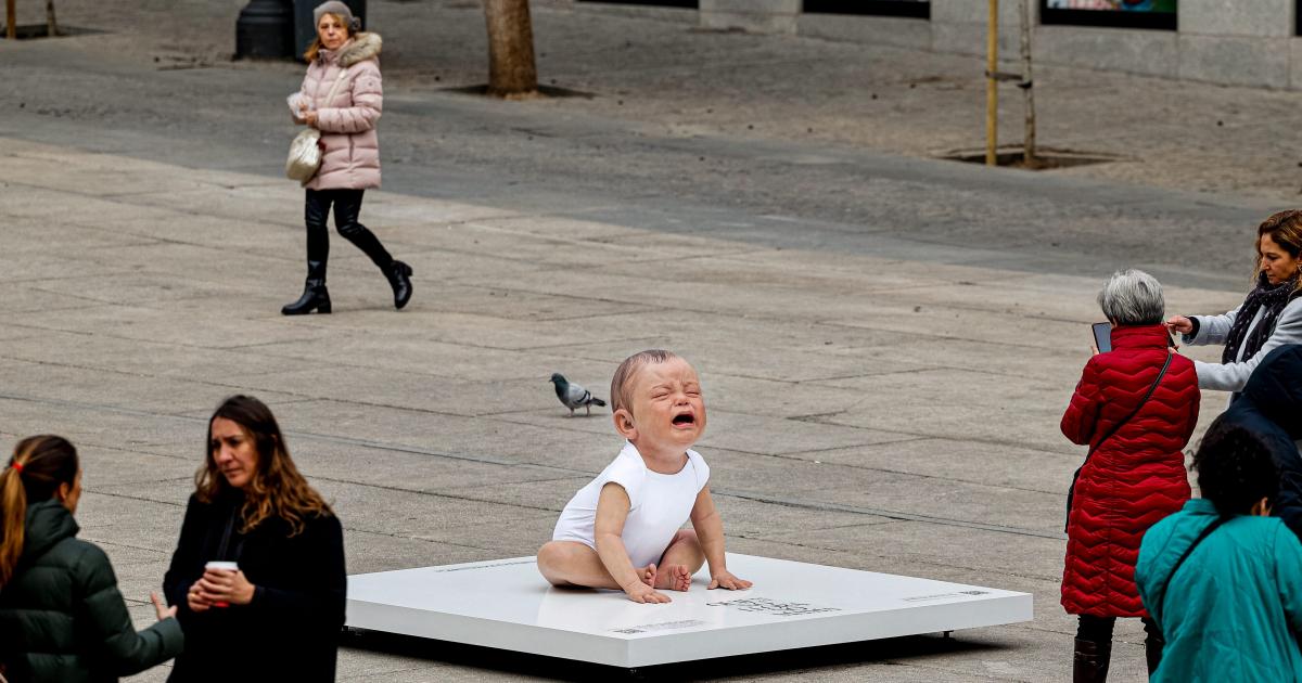 'Quien no llora no mama', un bebé gigante reclama protección para la ...