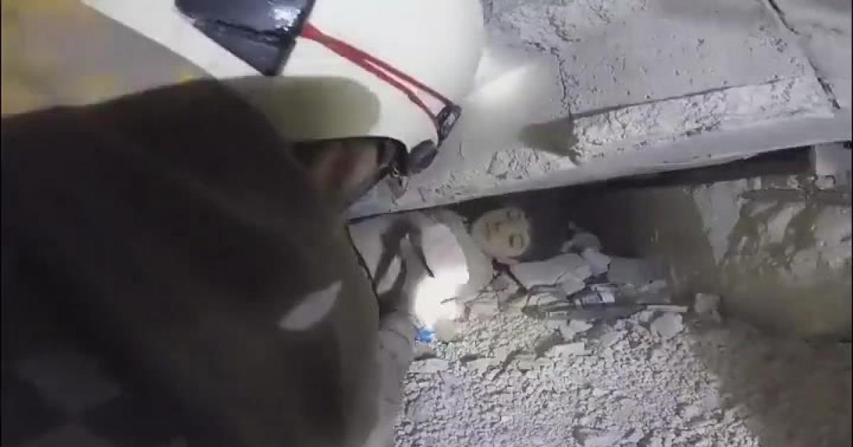 VIDEO: Rescatan con vida a un niño atrapado entre los escombros en Siria