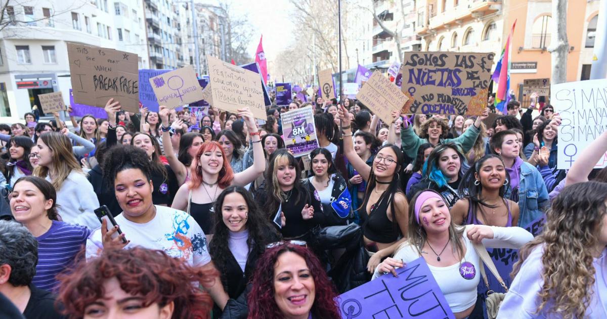 Así ha discurrido la marcha estudiantil del 8-M en Zaragoza | Imágenes