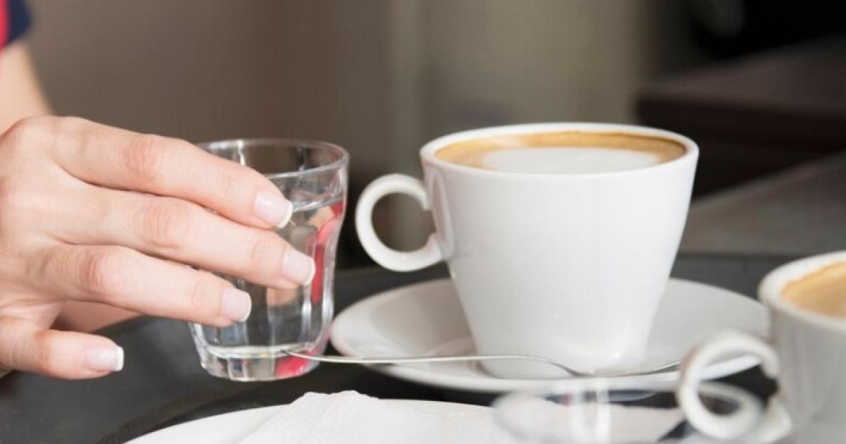Cambiar las bebidas azucaradas por café, té o agua reduce el número de ...