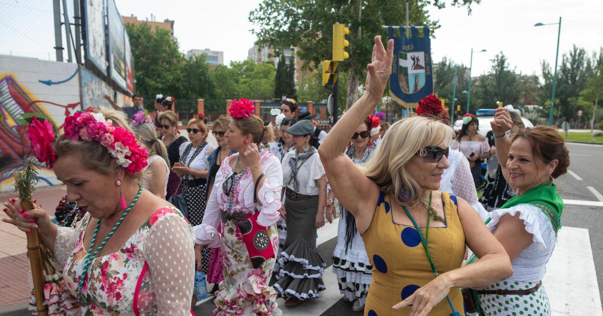 Una romería rociera pone ritmo y color a la mañana de domingo en Zaragoza