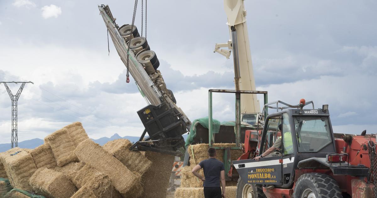 El vuelco de un tráiler cargado de pacas corta la carretera A-1212 ...