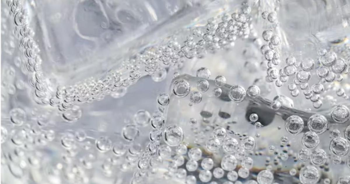 ¿Es una alternativa saludable beber agua con gas? Esto dice la ciencia