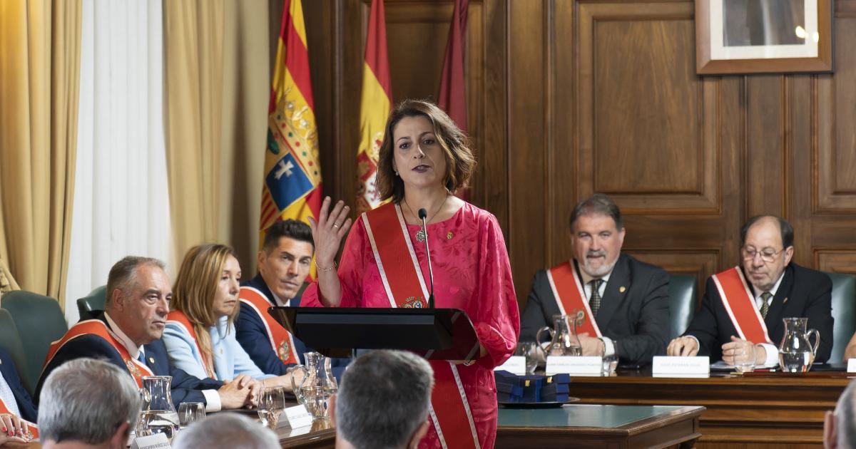 Emma Buj, reeledida alcaldesa de Teruel en un pleno marcado por el derrumbe