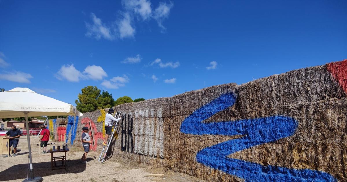 150 metros cuadrados de pacas se convierten en lienzo para la ...