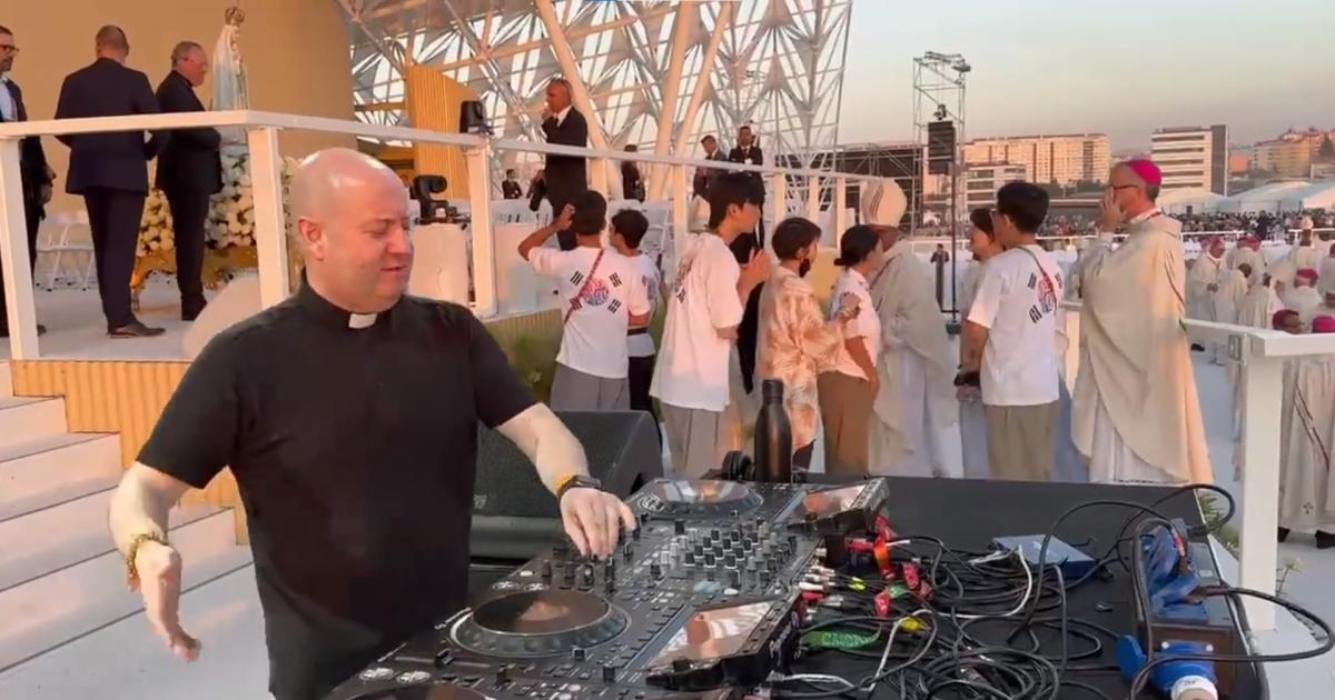 Un cura DJ da los buenos días con música tecno a los jóvenes de la JMJ ...