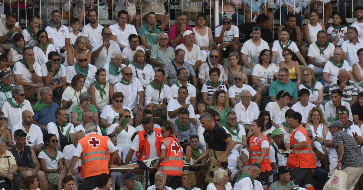 Más de 5.000 personas resisten a otra tarde de calor sofocante en la ... Más de 5.000 personas resisten a otra tarde de calor sofocante en la ...
