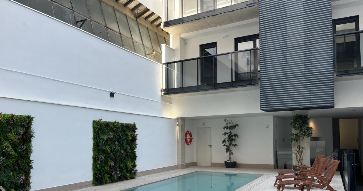 Un edificio singular en Zaragoza con un portal abierto a miradas indiscretas