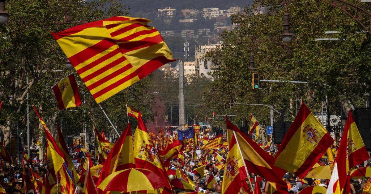 Miles De Personas Se Manifiestan En Barcelona Contra La Amnistía Con