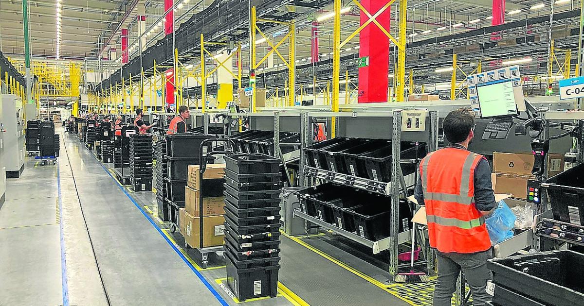 El almacén central de Amazon en Plaza ya trabaja a la mitad de su capacidad