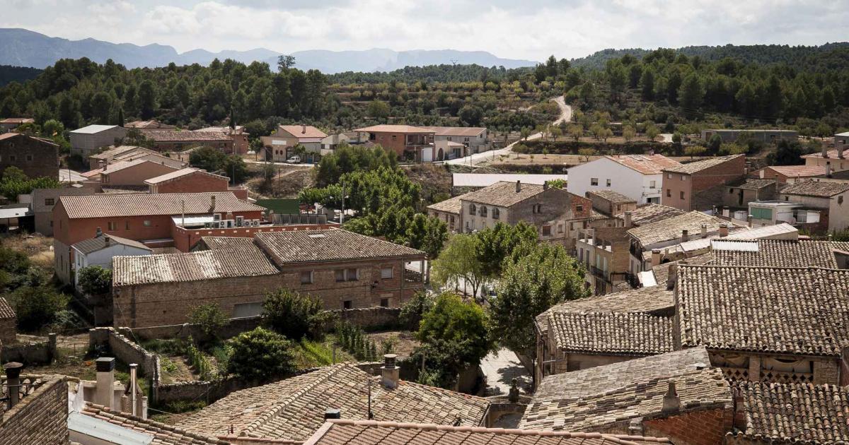 El pequeño pueblo de Aragón en lo alto de una ladera que linda con Cataluña