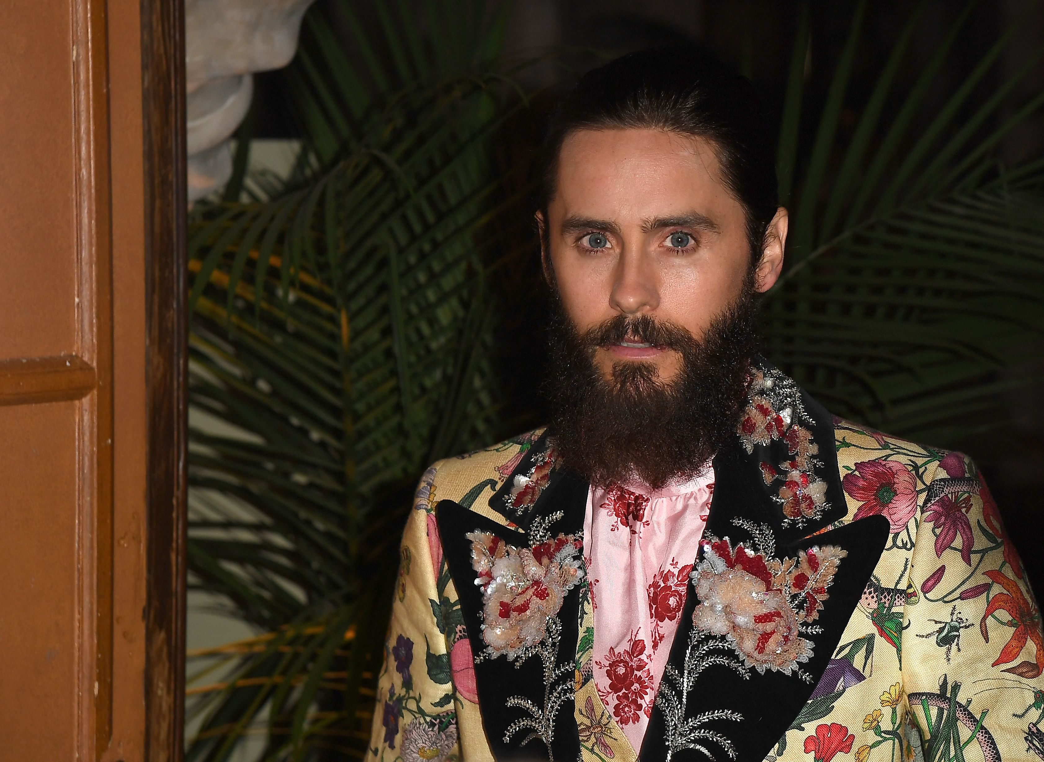 ¿Qué hace Jared Leto escalando un monumento de Milán?