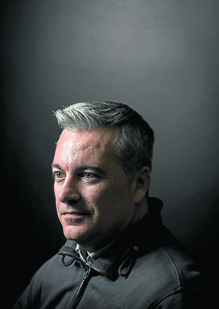 Míchel Suñén: "Cuento la oscuridad del alma y la desviación social"