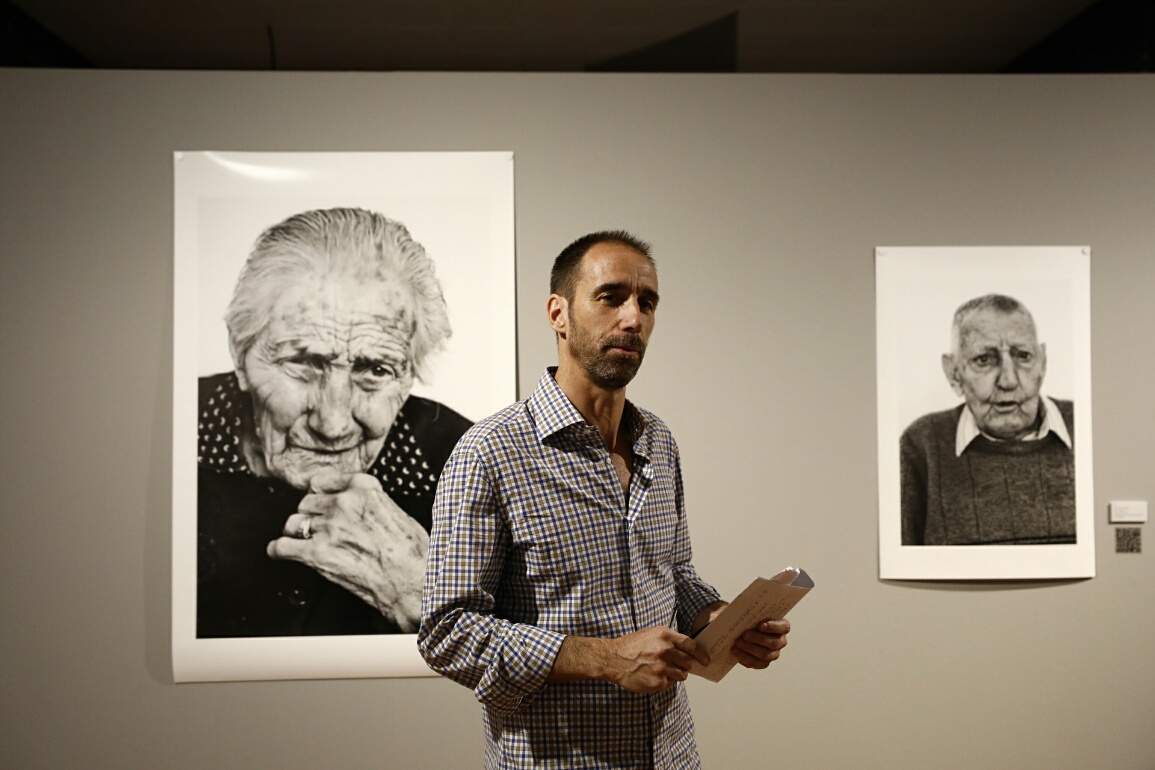 Luis Areñas ofrece una visión humanista de los abuelos de España