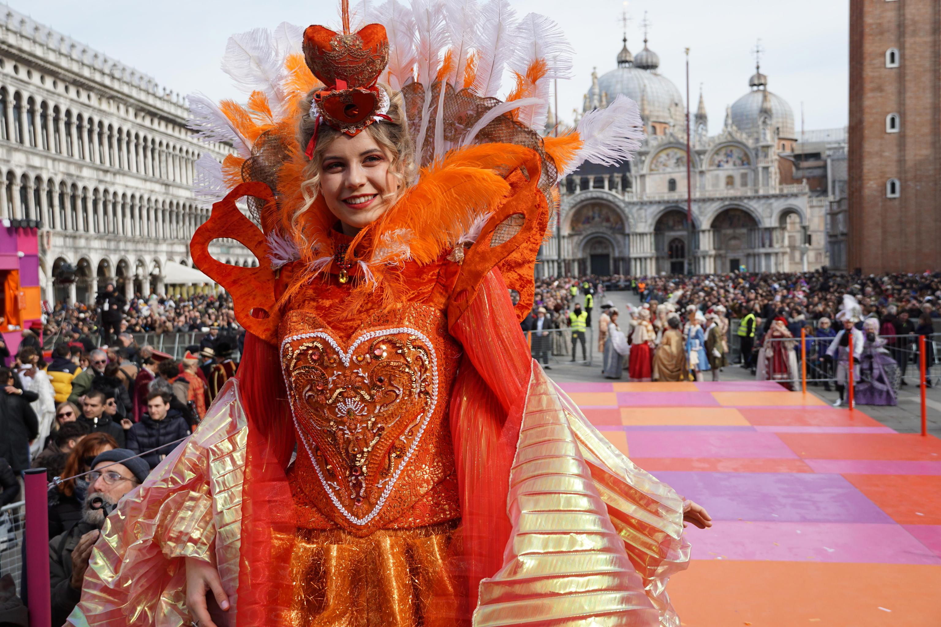 El Vuelo del Ángel en el carnaval de Venecia | Imágenes