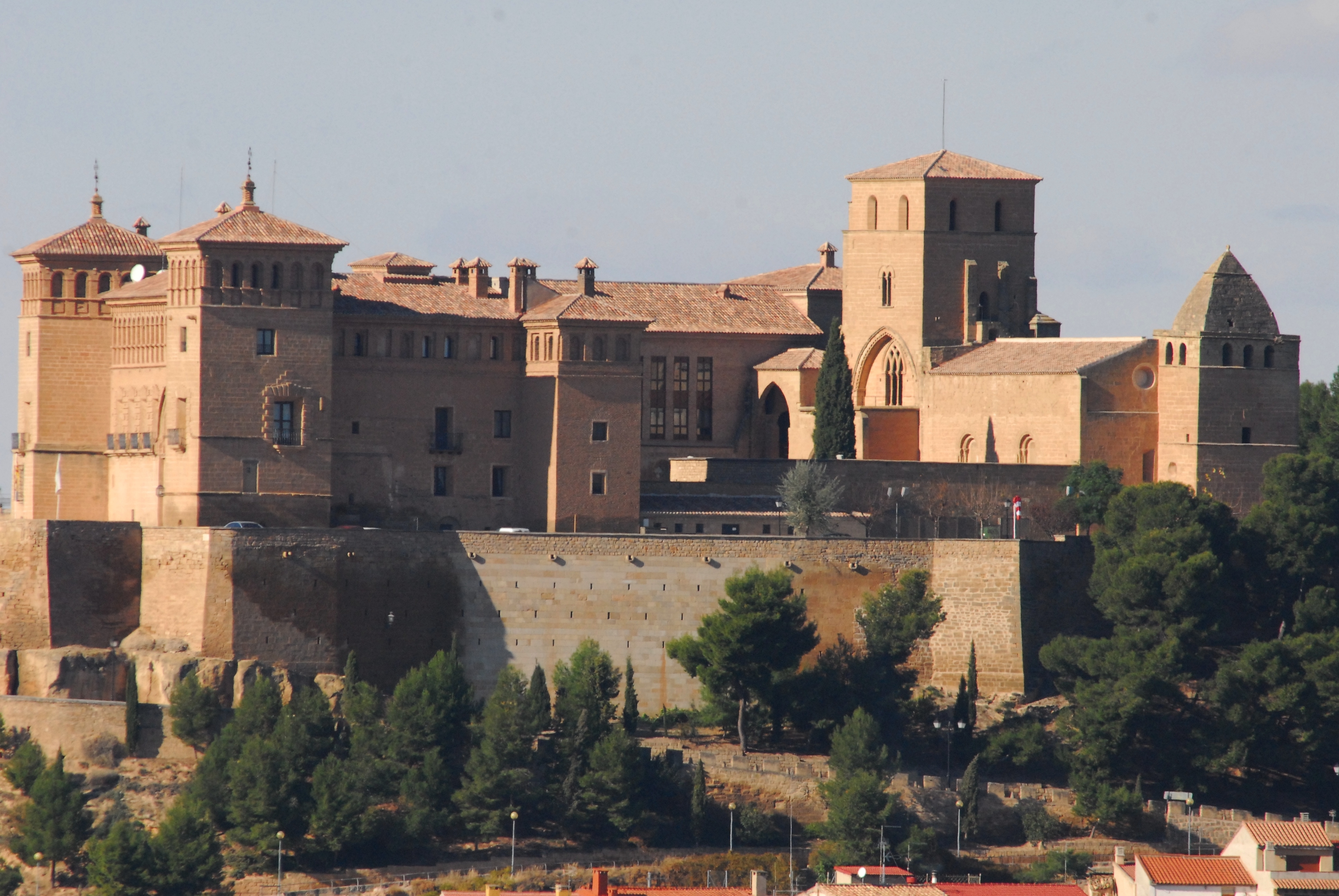 El lugar de Teruel con pasadizos subterráneos, un castillo y tres ...