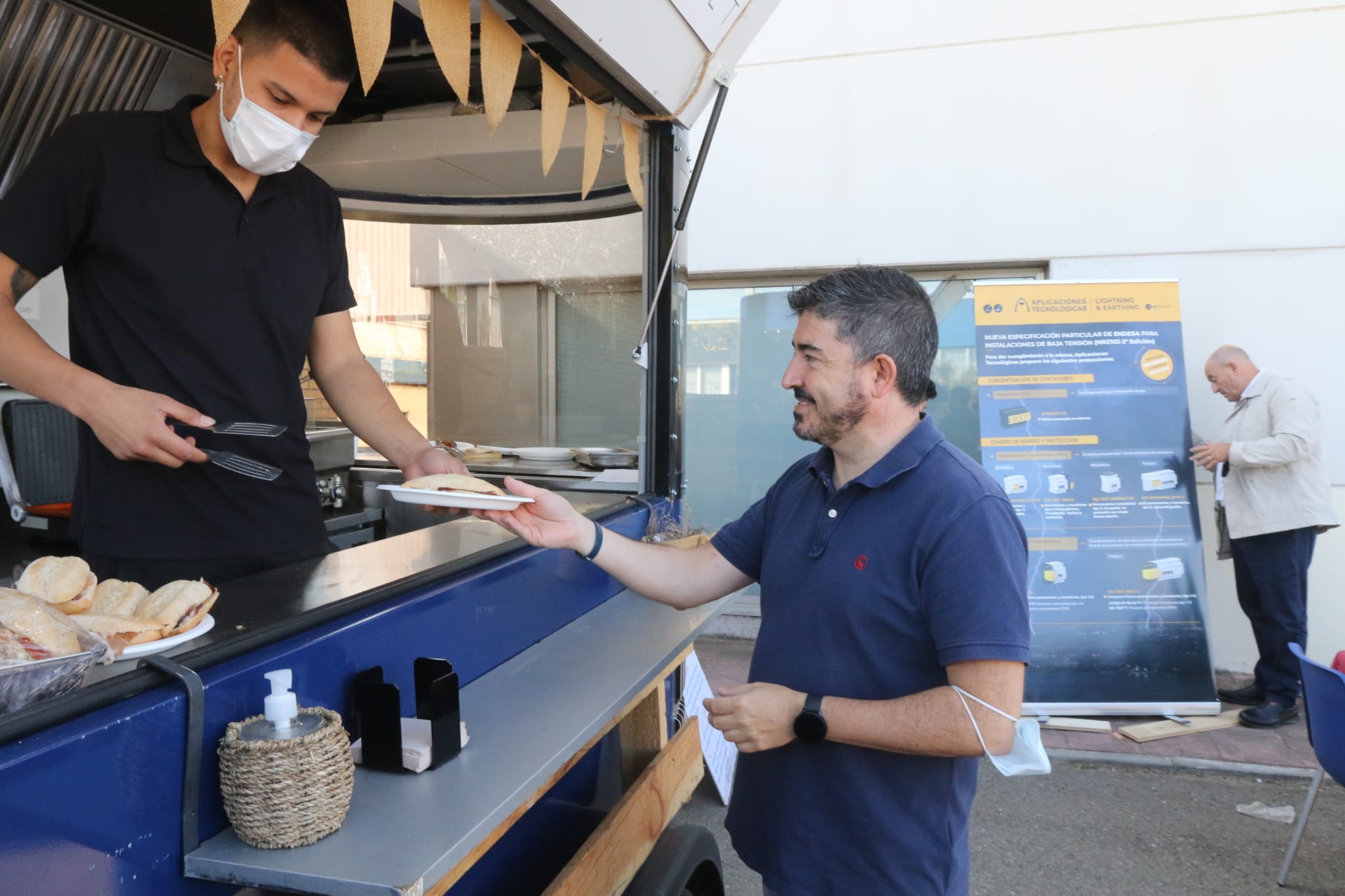 Una empresa de Huesca invita a desayunar a sus clientes en una food truck