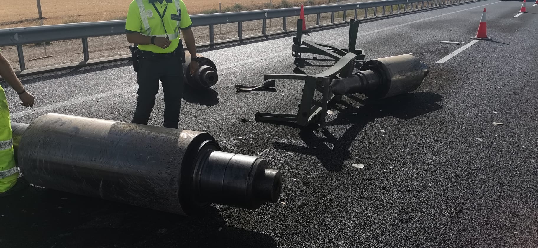 Un carril cortado en la N232 a la altura de Gallur por el vuelco de la mercancía de un camión