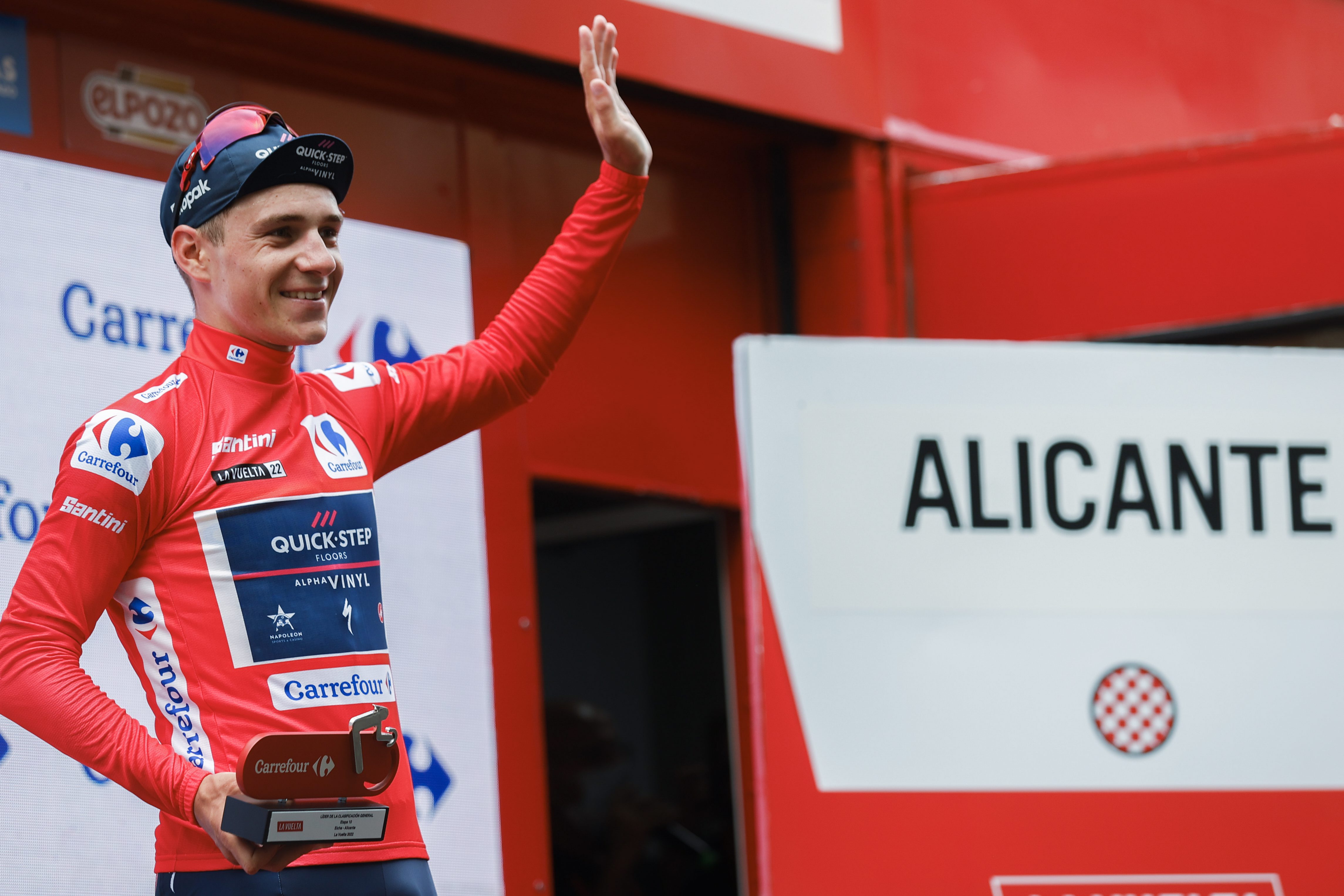 Remco Evenepoel rompe el crono y afianza su liderato en La Vuelta España