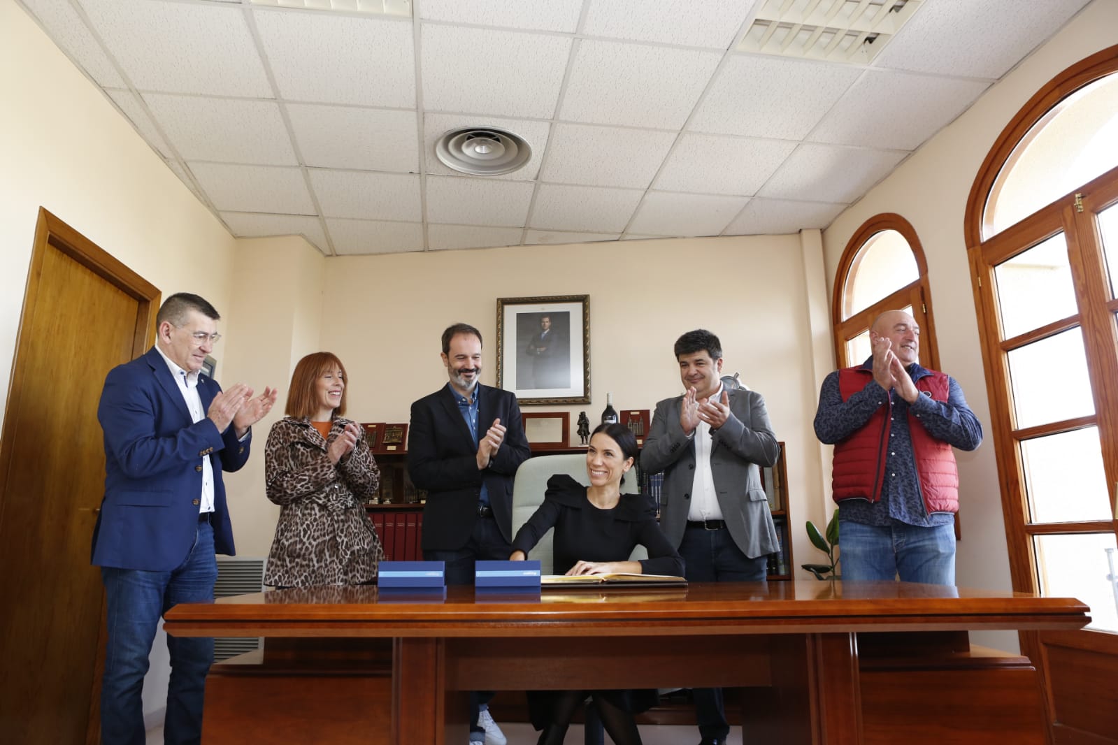 Brindis masivo en Cariñena con los actores Itziar Miranda y Nacho Rubio ...