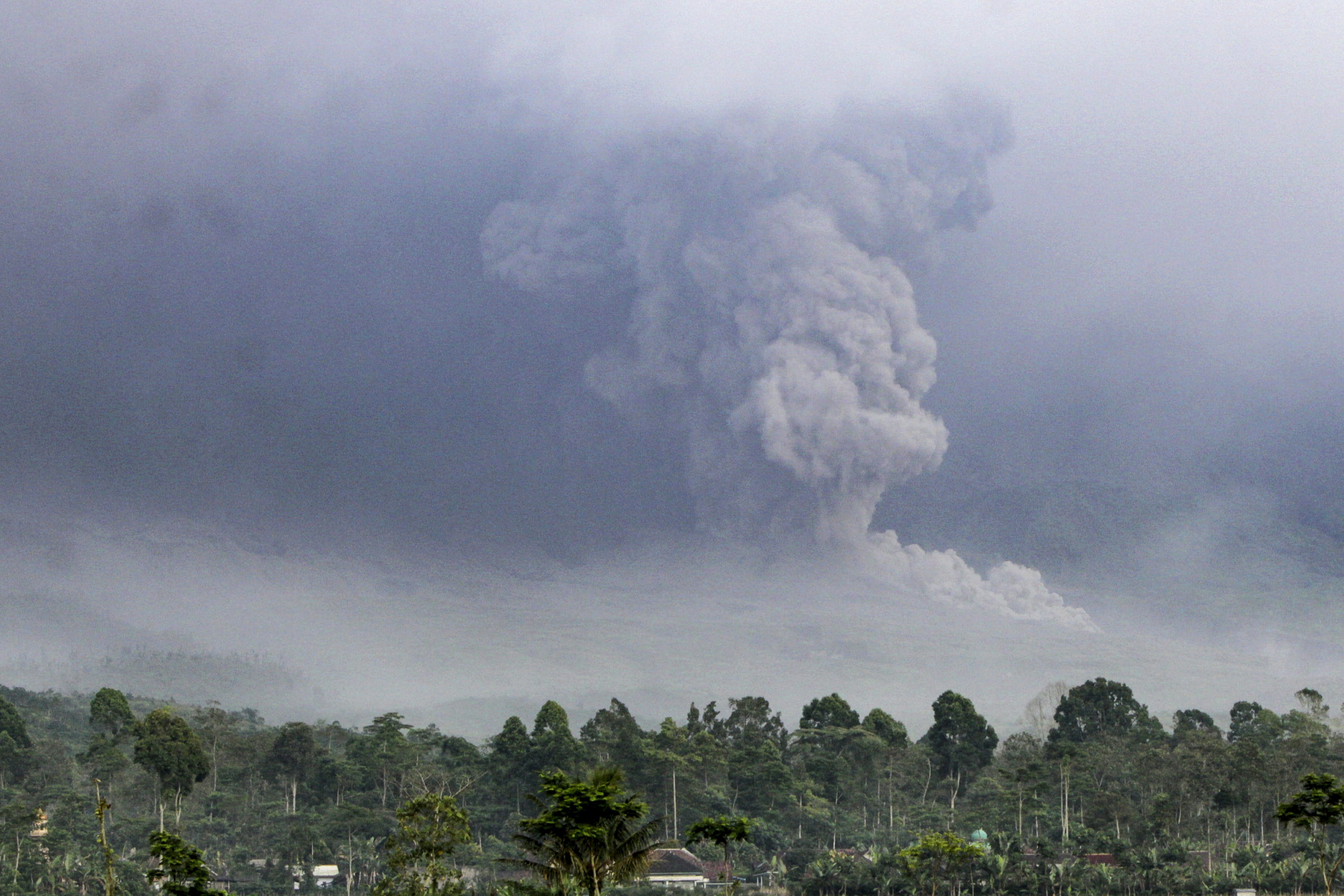 Fotos de la espectacular erupción del volcán Semeru en la isla de Java ...