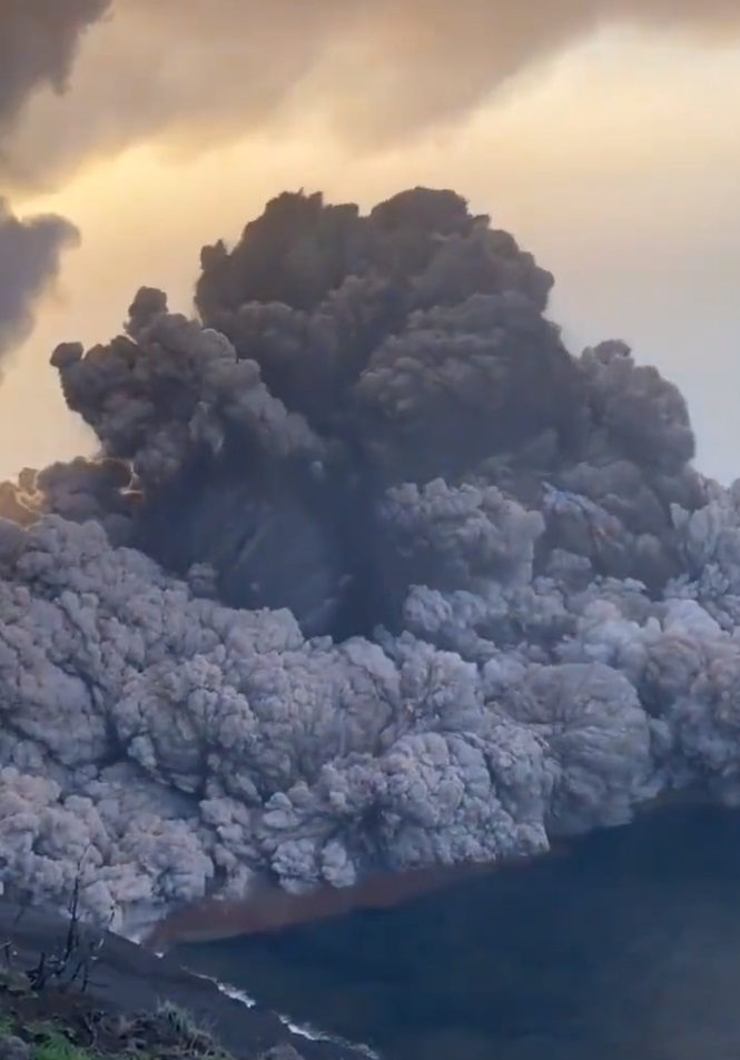 Una nueva erupción del volcán en la isla italiana de Stromboli ...
