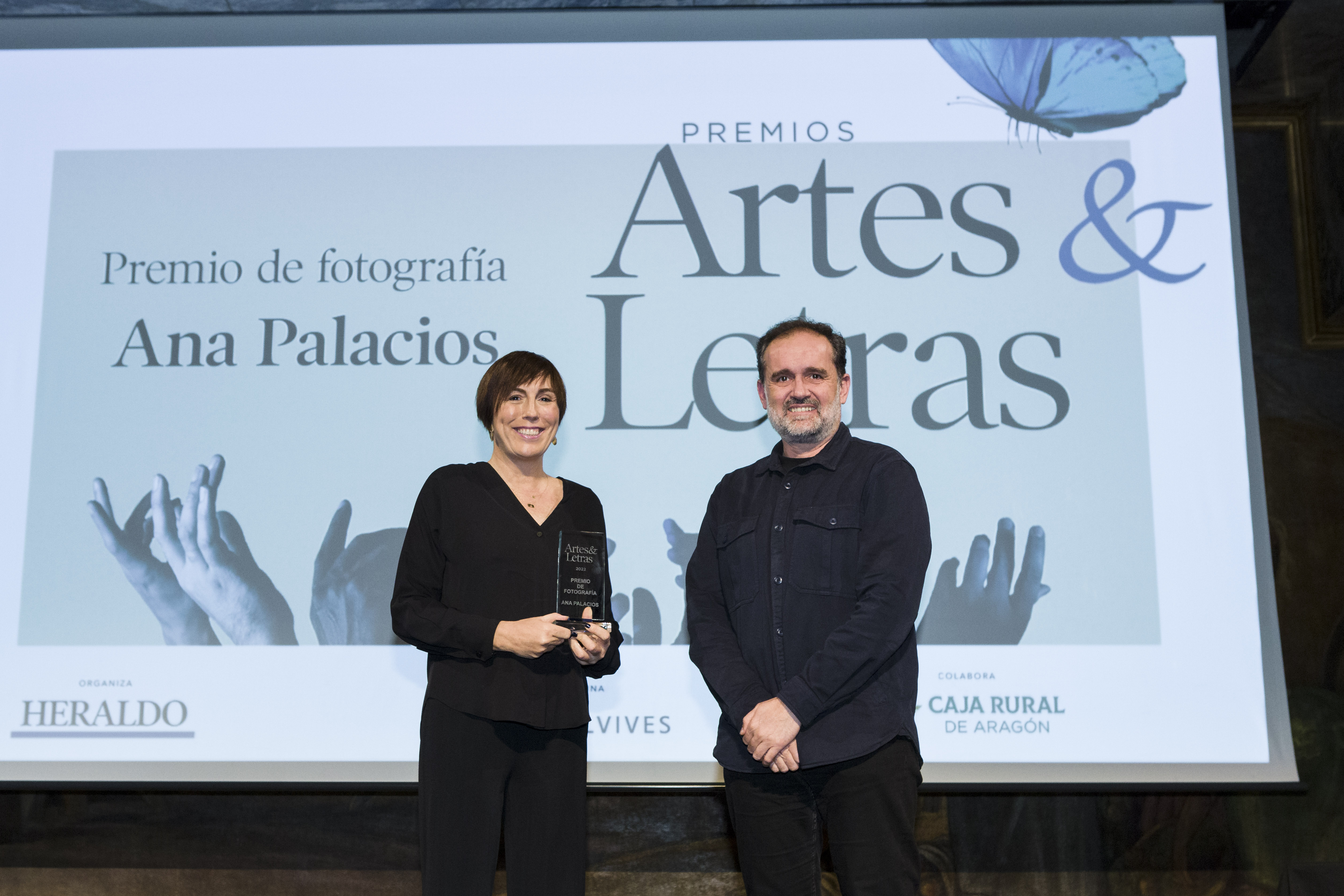 Ana Palacios recibió su distinción de manos de José Miguel Marco, jefe ...