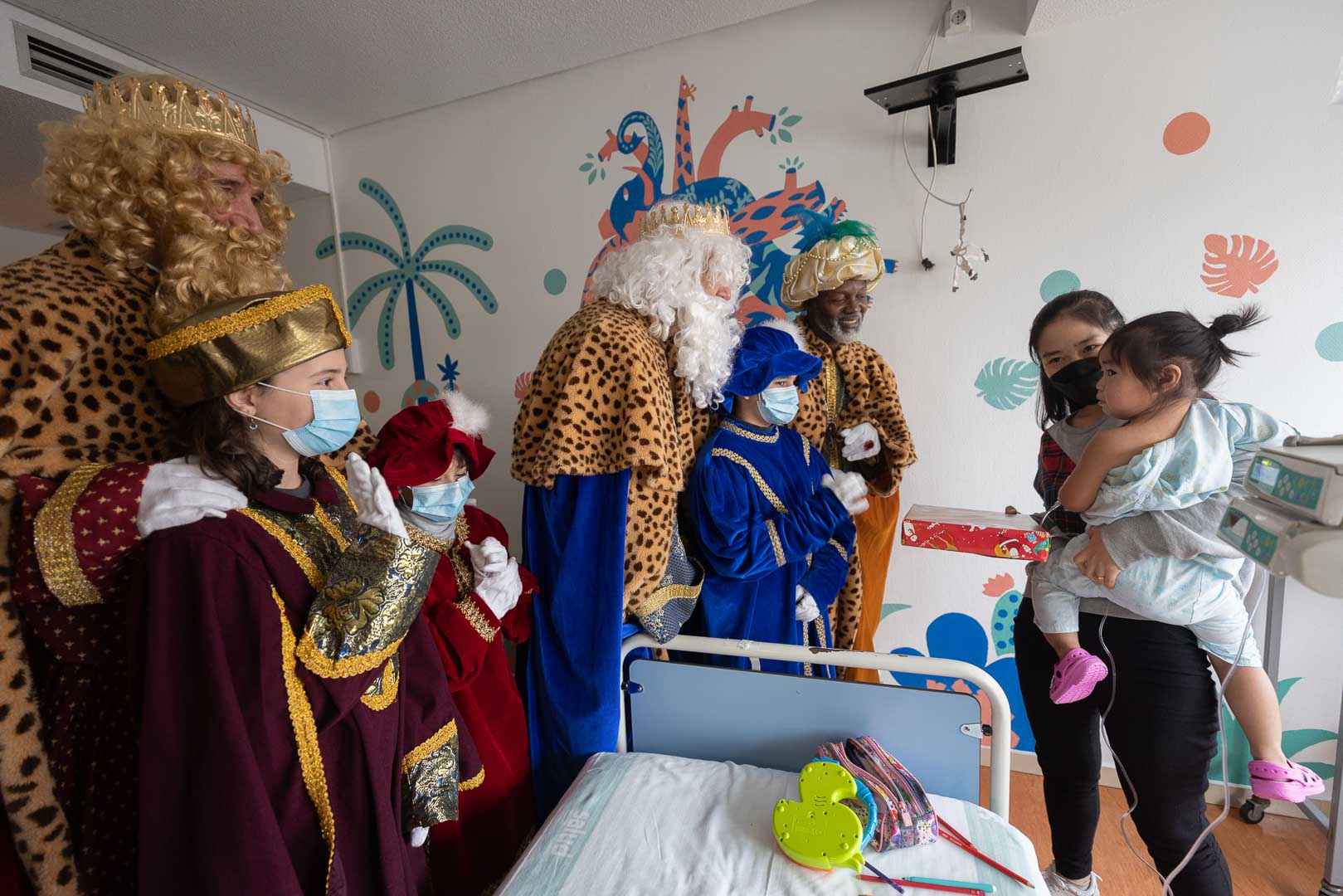 Visita de los Reyes Magos al Hospital Infantil de Zaragoza | Imágenes