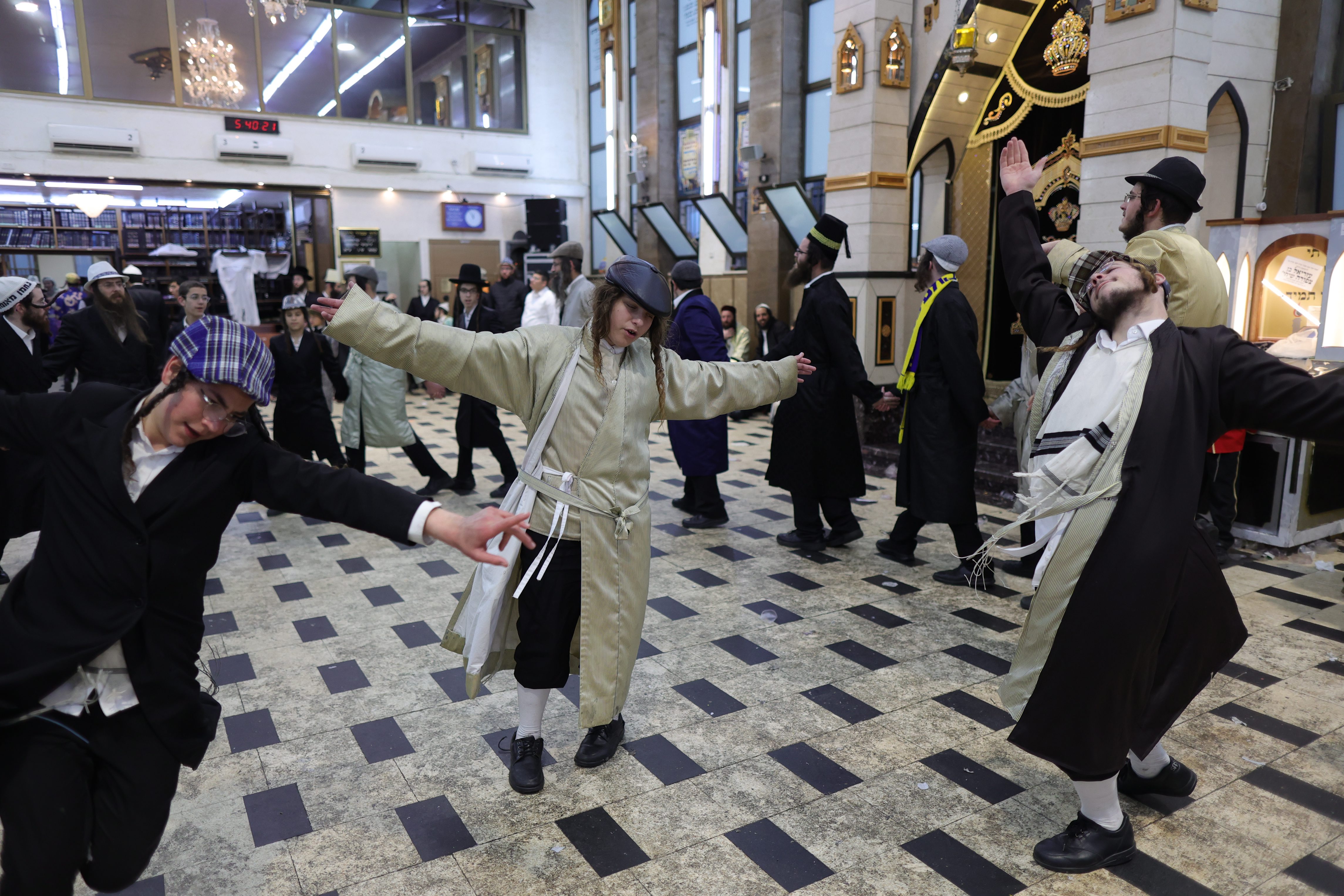Fotos | Los judíos ultraortodoxos de Jerusalén, de juerga celebrando ...