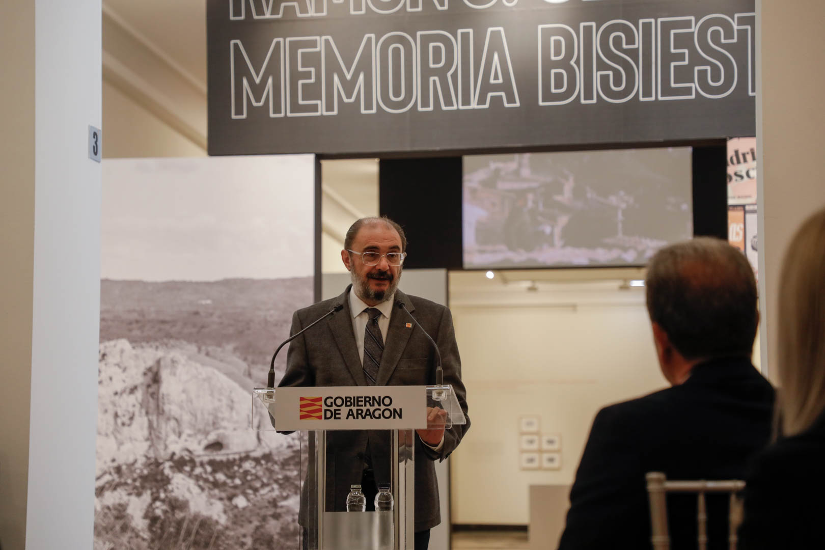 Imágenes de la exposición 'Memoria bisiesta', que recorre la biografía de Ramón J. Sender y ...