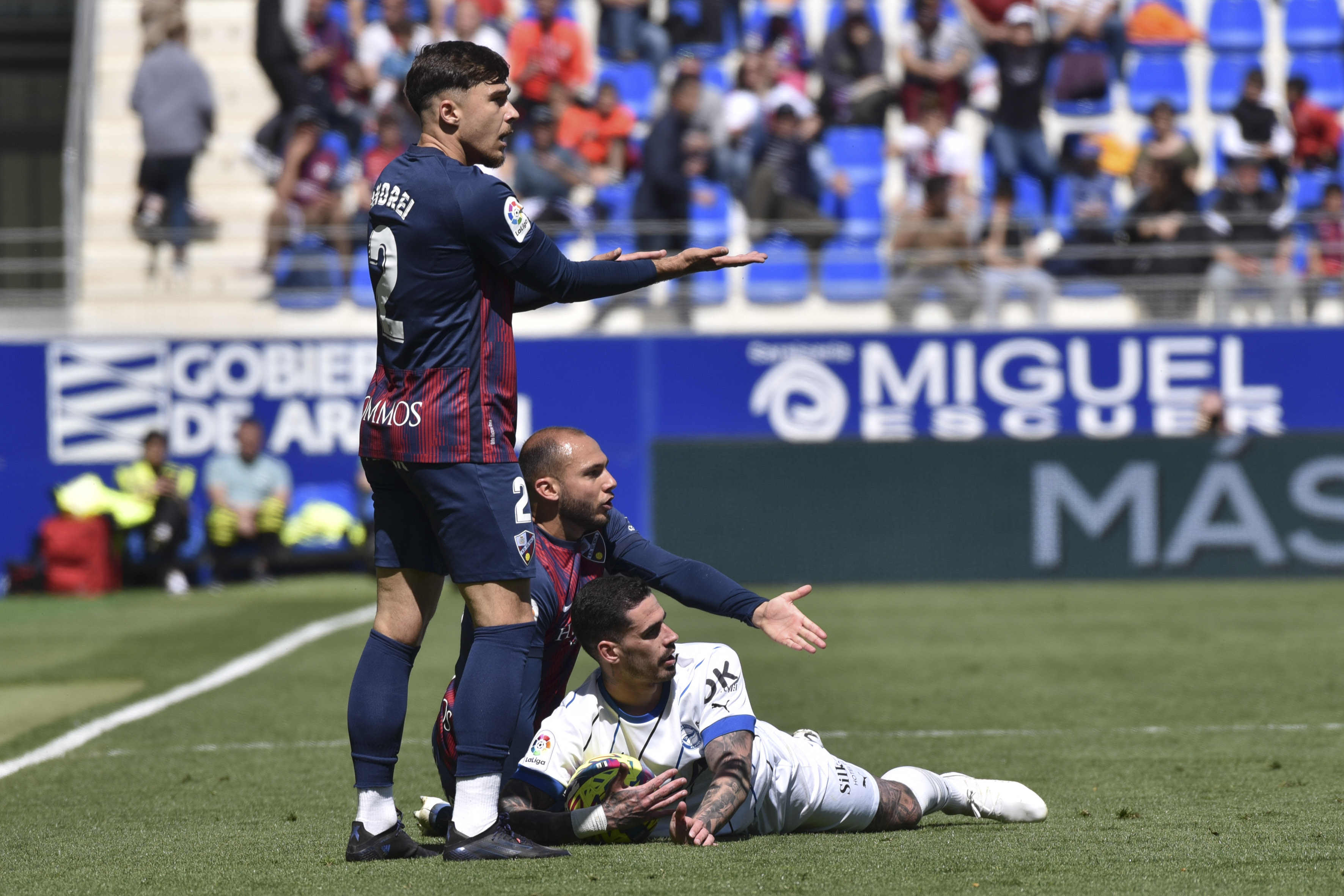 El uno a uno de la derrota de la SD Huesca con el Alavés en El Alcoraz ...