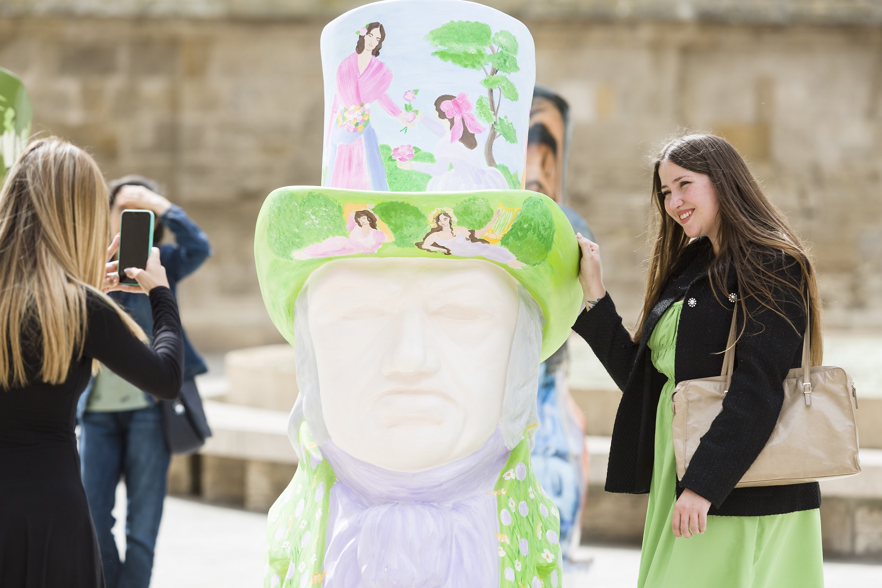 "La obra de Goya es muy oscura y la mía, luminosa. He sacado el lado ...
