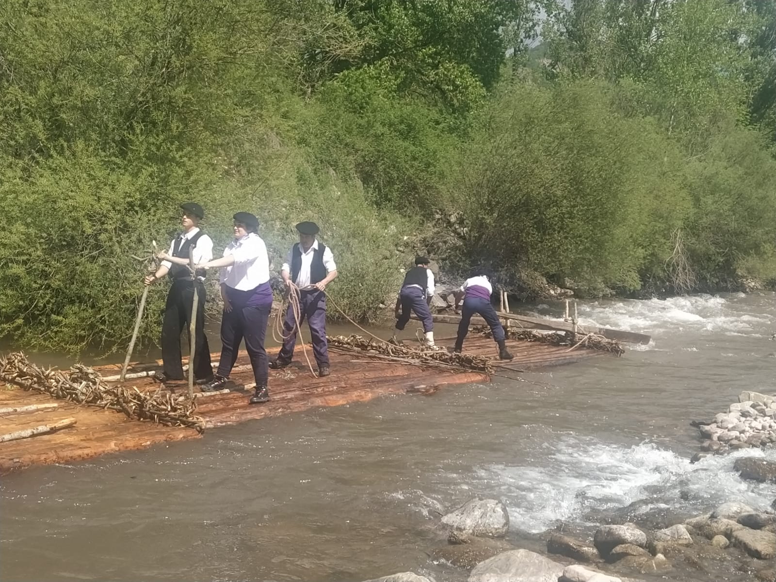 El bajo caudal del río Aragón hace encallar a las navatas de Hecho y ...