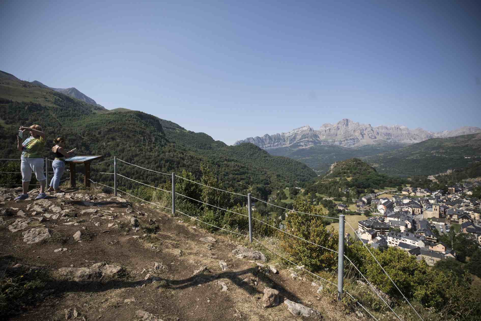 Impresionante ruta en Huesca: fotos de la tirolina de Hoz de Jaca y las ...