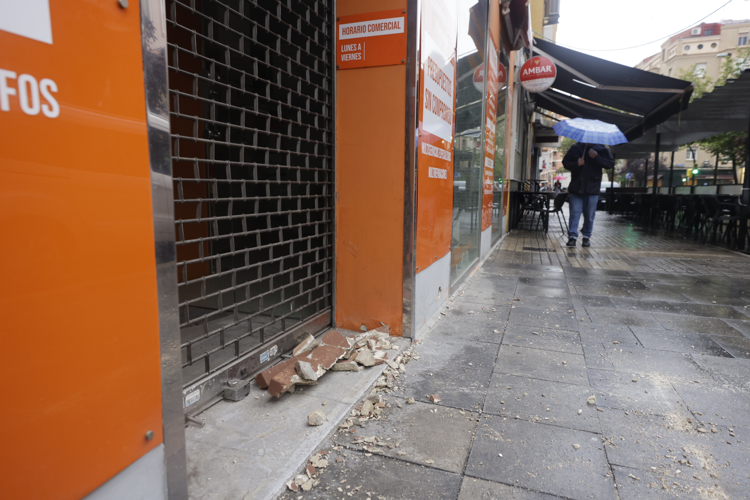 Susto por la caída de una albardilla de cemento desde un cuarto piso en ...