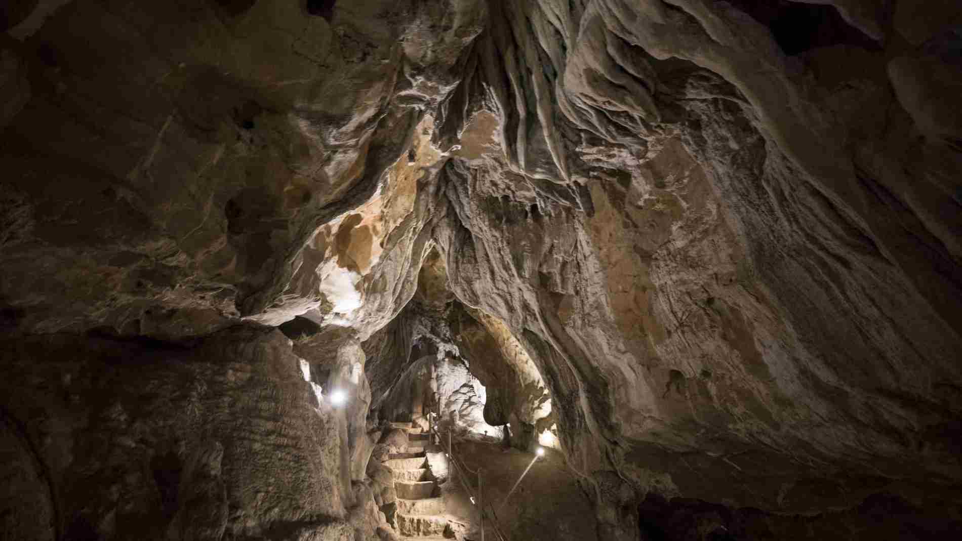 Un recorrido por la Cueva de las Güixas de Villanúa en Huesca, en ...